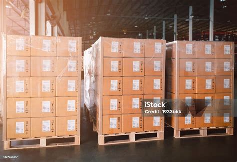 L자형 팔레트 골판지 앵글 코너 에지 프로텍터로 팔레트에 플라스틱 플림을 포장한 패키지 박스를 쌓아놓습니다 저장 창고 배송 창고