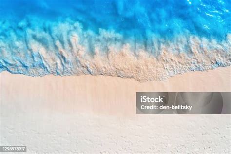 해질녘 파도와 빈 하얀 모래 해변이있는 맑은 푸른 바다의 공중 보기 잔지바르 아프리카의 여름 하얀 모래와 푸른 물이있는 열대 풍경 바다 맨 위 보기입니다 자연 배경 바다에