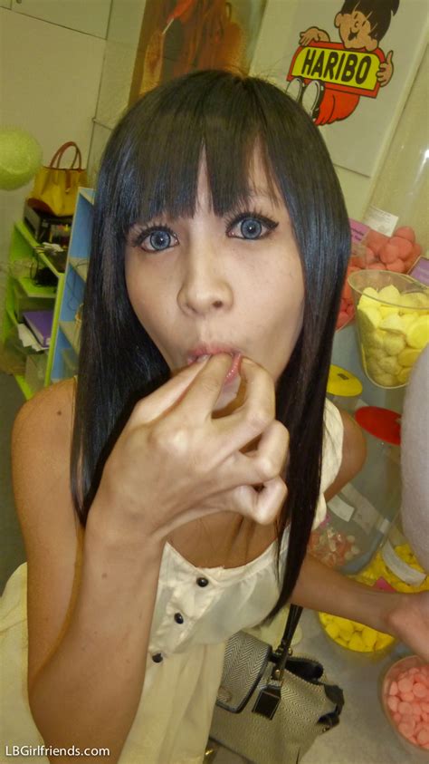 Симпатичный азиатский ледибой демонстрирует свое тело на улицах города