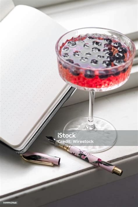 빈 페이지가있는 노트북과 창턱에 블루 베리가 든 빨간 칵테일 한 잔을 엽니 다 0명에 대한 스톡 사진 및 기타 이미지 0명 공란 그림자 Istock
