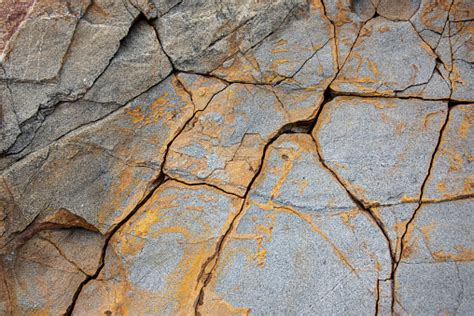 빨간 그런지 배경 균열이있는 바위 질감 레드 브라운 옐로우 마운틴 텍스처 클로즈업 금이 간 돌 표면 자연 돌 배경 0명에 대한 스톡 사진 및 기타 이미지 Istock