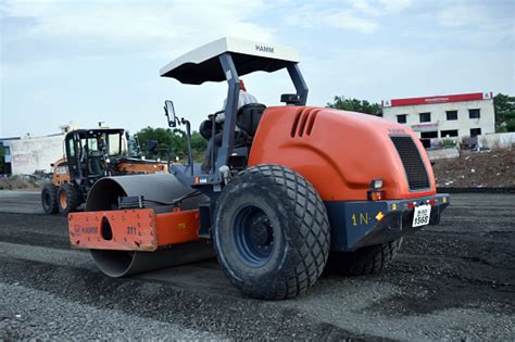 건설 현장에서 토양 압축기 도로 및 기초 건설시 토양 자갈 콘크리트 또는 아스팔트를 평준화하기위한 진동 단일 실린더 도로 롤러 거리에 대한 스톡 사진 및 기타 이미지