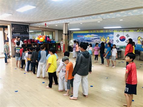 오늘은 태권도 활동시간으로 기본 발차기 연습을 하였습니다 앞발차기 양발차기 돌려차기 반달차기 등 센드백과 미트를 이용해서 발차기 연습을 무주만나지역아동센터 Band