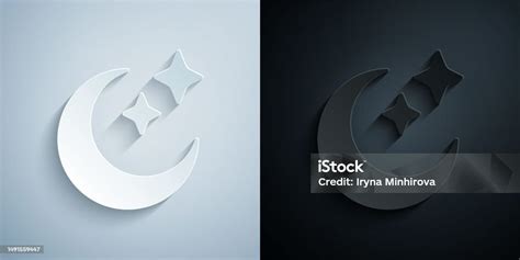 종이 컷 달과 별 아이콘 회색과 검은 색 배경에 격리 흐린 밤 표지판 수면은 상징을 꿈 만월 야간 또는 취침 시간 표지판 종이 아트 스타일 벡터 3차원 형태에 대한 스톡