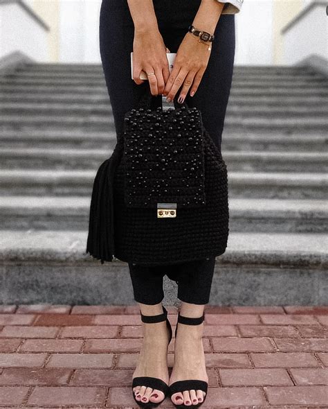 ВЯЗАНЫЕ СУМКИ МАСТЕР КЛАССЫ Просто и стильно Обычный черный рюкзак может быть очень