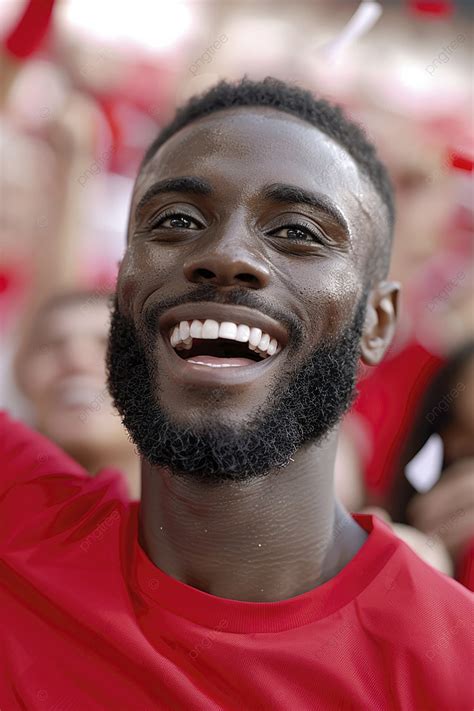 빨간 티셔츠를 입고 경기장에서 축하하는 축구 팬과 그 주위에 색종이가 날아다니는 모습 배경 배경 화면 및 일러스트 무료 다운로드 Pngtree
