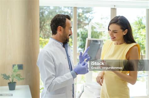 여성 환자와 남성 치과 의사 회의 그리고 그들은 할 치료에 대해 논의하고있다 2명에 대한 스톡 사진 및 기타 이미지 2명 30 34세 40 44세 Istock