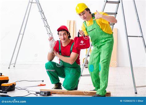 Trabajador Herido Y Su Compa Ero De Trabajo Foto De Archivo Imagen De Ayuda Param Dico