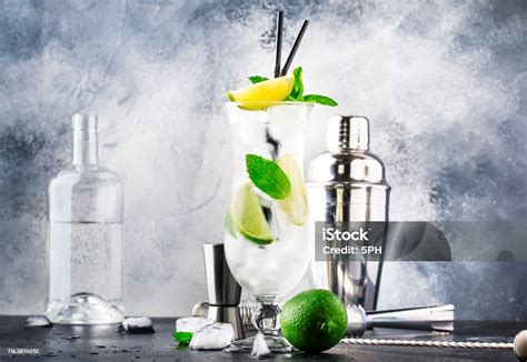 라임 카이피리냐 지팡이 보드카 카차사 설탕 시럽 라임 주스 으깬 얼음을 회색 테이블 바 도구 텍스트 장소의 위치에 넣은 클래식 브라질 알코올 칵테일 0명에 대한 스톡 사진