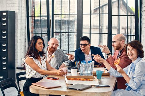 비즈니스 음식 점심 및 사람들 개념 사무실에서 피자를 먹는 행복한 국제 비즈니스 팀 사무실 팀의 아웃사이더 남자 사업가에 대한 스톡 사진 및 기타 이미지 Istock