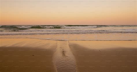 휴가 여름 휴가를 위한 천국 같은 아름다운 모래 해변 화려한 배경 일몰 동안 바다 쪽과 파도 아무도 없다 사진 Unsplash의 사라지다 이미지