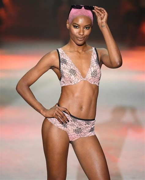 Hot Sexy Lezlie Deane Bikini Pics Hot Sexy Lezlie Deane Bikini Pics