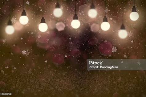 아름 다운 빛나는 반짝이 빛은 전구 및 떨어지는 눈 조각 비행 귀하의 콘텐츠에 대 한 빈 공간을 가진 축제 모의 질감을 디 포커 싱 Bokeh 추상적 인 배경 0명에 대한
