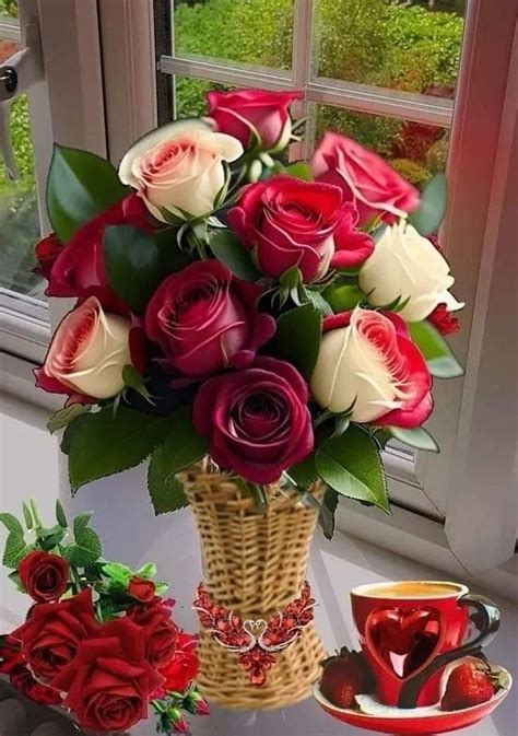 Красивые розы в вазе рядом с чашкой