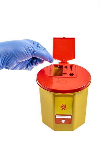 보건요원이 의료쓰레기통에 날카로운 쓰레기를 던진다 의료 쓰레기통 포켓 크기 1 리터 백색 배경에 단리된 황색 생물학적 의료 오염된 임상 폐기물 콘테이너 건강관리와 의술에