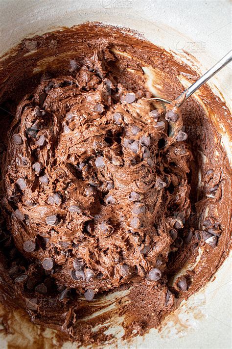 搅拌一碗巧克力曲奇饼面糊