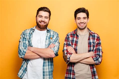 Retrato Del Dos Hombres Jovenes Sonrientes Foto De Archivo Imagen De Confidente Proximidad