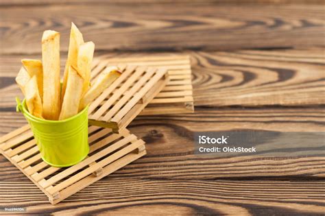 근처에 오래 된 나무 소박한 갈색 판자에 두 팔레트 팔레트에 손잡이 가진 녹색 작은 금속 양동이에서 맛 있는 감자 튀김의 지팡이 감자 요리에 대한 스톡 사진 및 기타 이미지