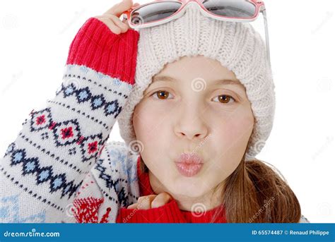 Милая маленькая девочка с одеждами зимы Стоковое Изображение изображение насчитывающей одежда