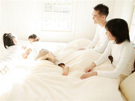 孩子和爱人掉进水里你先救谁？