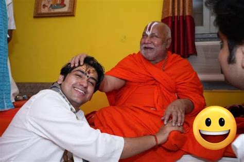 मिलिये सनातन धर्म के सबसे विद्वान संत रामभद्राचार्य 73 जी से। 😍 सिर्फ दो माह की उम्र में