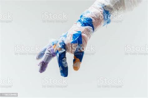 흰색 스튜디오 배경에 고립 된 쓰레기로 만든 큰 플라스틱 손 가리키기에 대한 스톡 사진 및 기타 이미지 가리키기 개념 과잉 공급 Istock