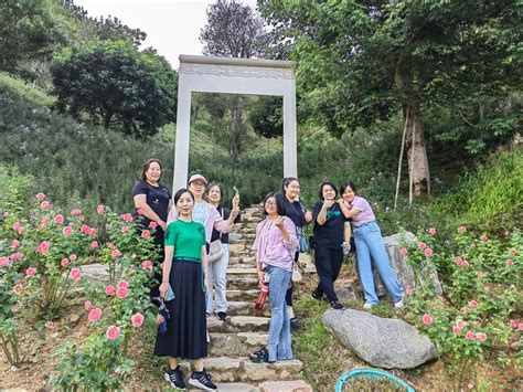 拥抱自然邂逅秋天经管学院组织开展教职工登山暨工会旅游活动 广州城建职业学院 经济与管理学院
