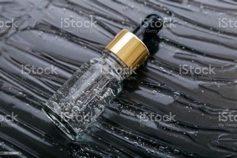 블랙 컬러 워터 웨이브 텍스처 배경에 드롭퍼에 액체 젤 또는 히알루론 콜라겐 세럼에 세럼 스킨케어 화장품 파이펫 병 화장품 건강 얼굴 피부 미용 0명에 대한 스톡 사진 및