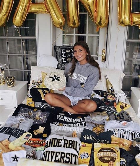Pin By Leslie Skarbek On Bed Party Senior Portrait Outfits College Announcements Ucf College