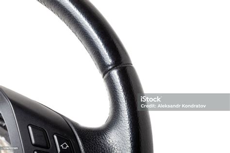 자동차 인테리어와 튜닝 디자인의 수리를위한 작업장에서 솔기와 바느질과정에서 가죽 스티어링 휠 블랙 색상 자동차 서비스 산업 0명에 대한 스톡 사진 및 기타 이미지 Istock