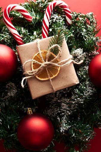 크리스마스 선물 상자는 마르살라 빨간 배경에 리본 활과 전나무 가지를 장식 크래프트 종이 를 포장 플랫 레이 상단 보기 크리스마스 겨울 방학 새해 축하 개념 0명에 대한