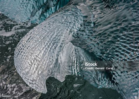 도스 빙하 얼음 포드 테러 황야의 엔디콧 암 통가스 국유림 알래스카 블루 빙산 또는 베르기 비트 투명한 푸른 얼음이 있는 얼음 형성 0명에 대한 스톡 사진 및 기타 이미지