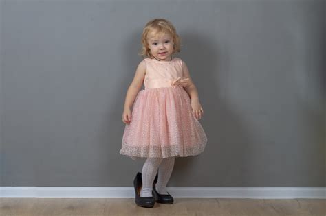 귀여운 아기 소녀 2 세 백인 산책 에 검정 엄마의 큰 발 뒤꿈치 에 핑크 무도회 드레스 드레스에 대한 스톡 사진 및 기타 이미지 드레스 소녀 여자 아기 Istock