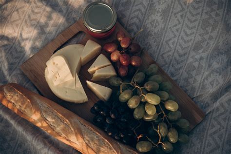 과일 치즈 바게트 고리버들 바구니와 담요를 곁들인 꿀이 있는 피크닉 세트 자연의 제품과 아름다운 여름 배경 샌드위치 음식에 대한 스톡 사진 및 기타 이미지 Istock