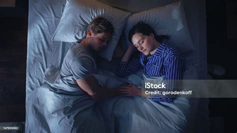 Foto De Apartamento Top View Casal Jovem Feliz Dormindo Na Cama À Noite