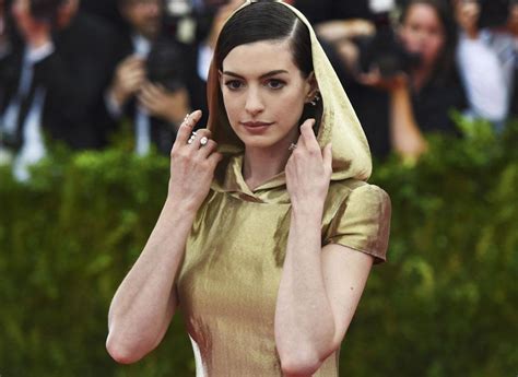 Anne Hathaways Met Gala Dress Wasnt Inspired By Star Wars