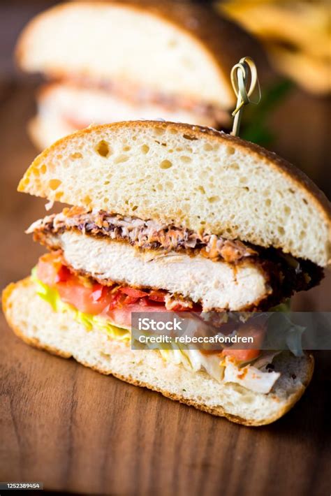 파니니 또는 이탈리안 그릴 프레스 샌드위치 클래식 한 이탈리아 점심 좋아하는 델리 고기 살라미 프로슈토 치즈 모짜렐라 파르메산 구운 채소 햇볕에 말린 토마토 아루굴라