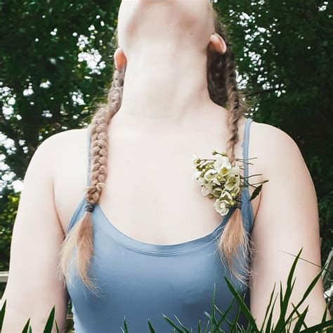 Йога и цветы в волосах