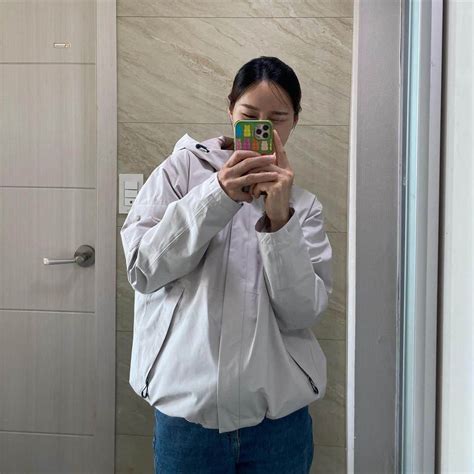 サ・ソルさんのインスタグラム写真 サ・ソルinstagram「요즘 내가 매일 입는 노스페이스 우먼스 고어텍스 에코 하이크 자켓 오늘은 날씨가 너무 좋아 단독으로 입고