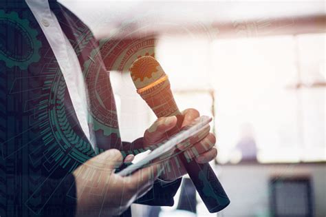 교사 스피커 또는 사업 개최 마이크 스마트폰 데이터 시스템에 대 한 관리를 위한 그래픽 인터페이스와 인터넷 통신 기술입니다 음성 회의 Iot 개념 경영자에 대한 스톡 사진