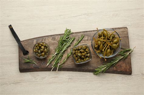 하얀 나무 테이블에 맛있는 절인 케이퍼와 로즈마리 나뭇 가지 꼭대기 전망 0명에 대한 스톡 사진 및 기타 이미지 0명 건강한 생활방식 건강한 식생활 Istock