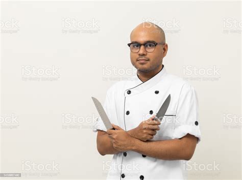 고립 된 흰색 배경에 요리사 칼을 들고 아시아 남성 요리사는 다양한 제스처 액션을 수행합니다 요리 남자 직업 요리사 또는 빵집 부엌 레스토랑과 호텔에있는 사람들 건강한 생활