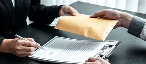 부패 불법 부정직및 사기로 거래 계약을 뇌물로 사업가에게 봉투에 뇌물을 주는 사업가 계약서에 대한 스톡 사진 및 기타 이미지