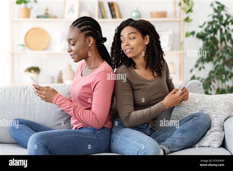 Mujeres negras jovenes fotografías e imágenes de alta resolución Alamy