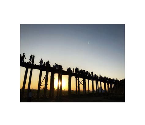 ဖော်ပြပါပုံသည် ညနေ နေဝင်ရီတရောအချိန်တွင် အလုပ်သိမ်းချိန် ကျောင်းဆင်းခ