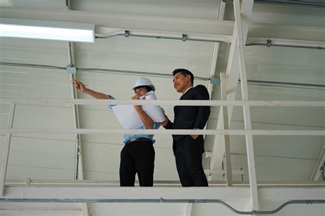 아시아 기술 엔지니어 건설 업계 의 정장 정장에 사업가와 안전 하드 햇 회의 2명에 대한 스톡 사진 및 기타 이미지 2명 30 34세 30 39세 Istock