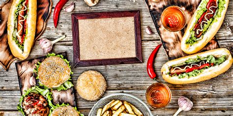 핫도그와 나무 테이블에 맥주 소박한 스타일 최고의 쇠고기로 만든 햄버거를 볼 0명에 대한 스톡 사진 및 기타 이미지 0명 감자 요리 감자튀김 Istock