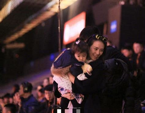 汪峰章子怡合體跨年，大女兒黏章子怡，葛薈婕感嘆：想扇你一巴掌 每日頭條