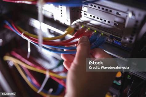 클로즈업의 기술자를 연결 해 패치 케이블 랙에서 장착 서버 서버실에 대한 스톡 사진 및 기타 이미지 서버실 클로즈업 검사 보기 Istock