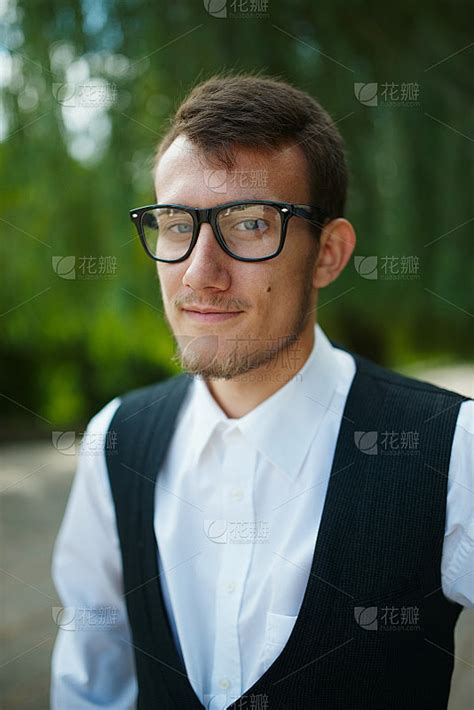 街上有个年轻人